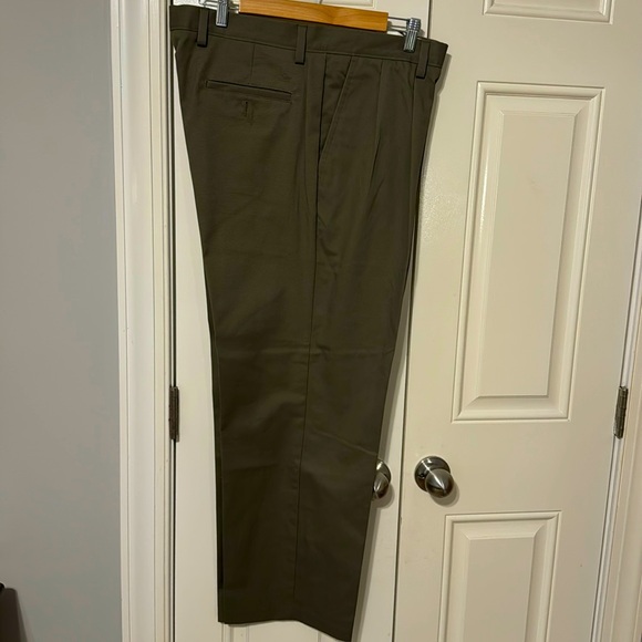 Dockers | Pants | Mens Dockers Signature Classic Fit Pleated Wpermanent ...